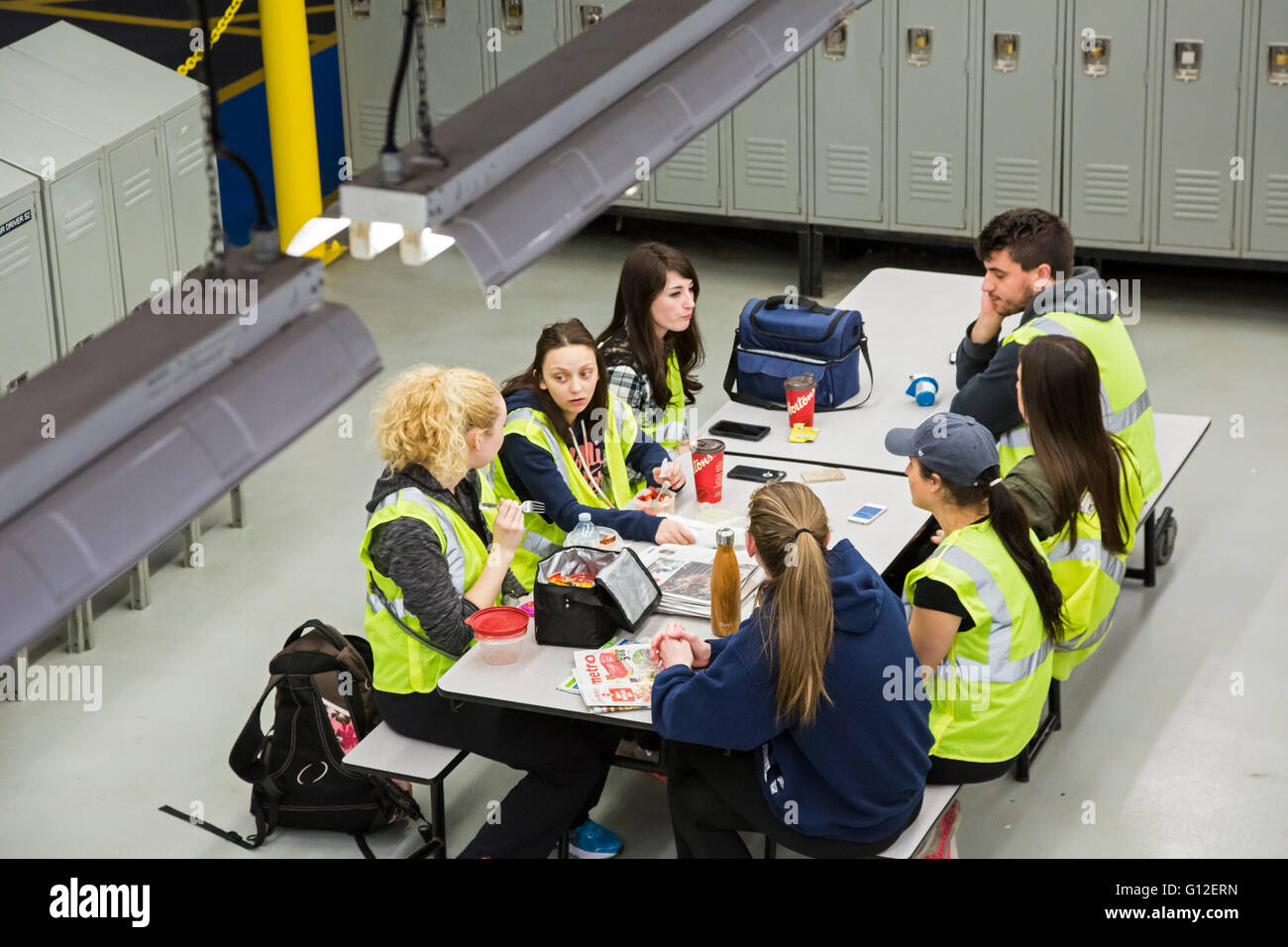 Auto factory workers eating hi-res stock photography and images - Alamy