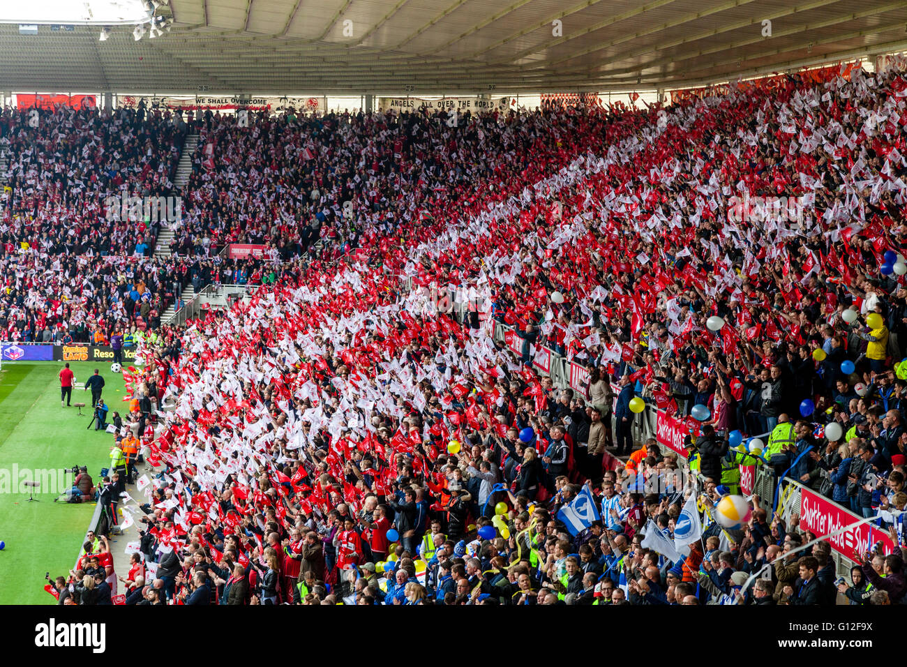 Crowd of fans waving flags hi-res stock photography and images - Alamy