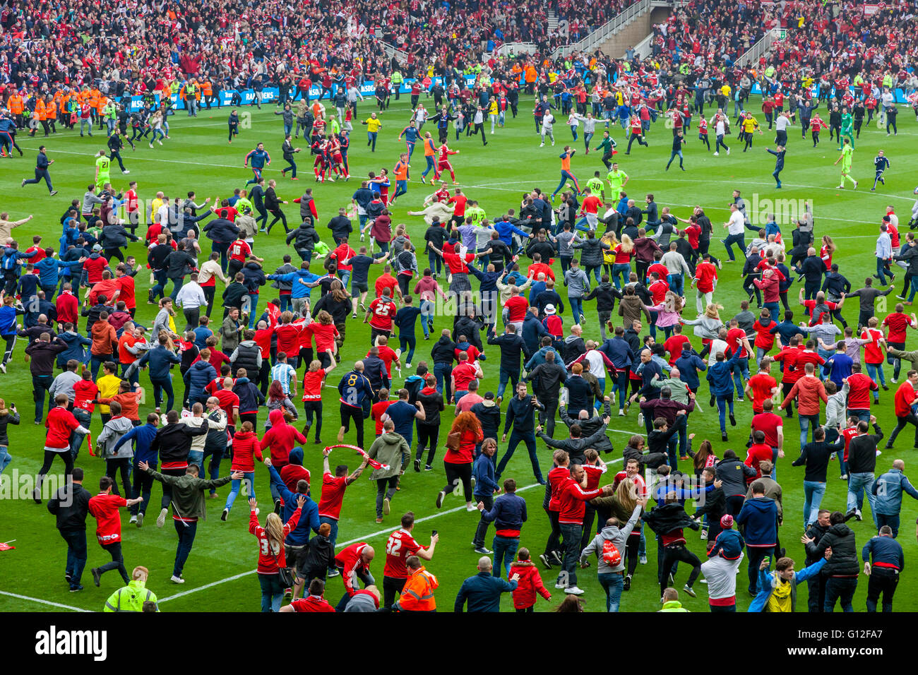 Celebration crowd pitch invasion hi-res stock photography and images ...