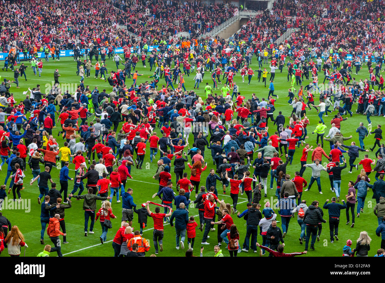 Pitch invading fans hi-res stock photography and images - Alamy