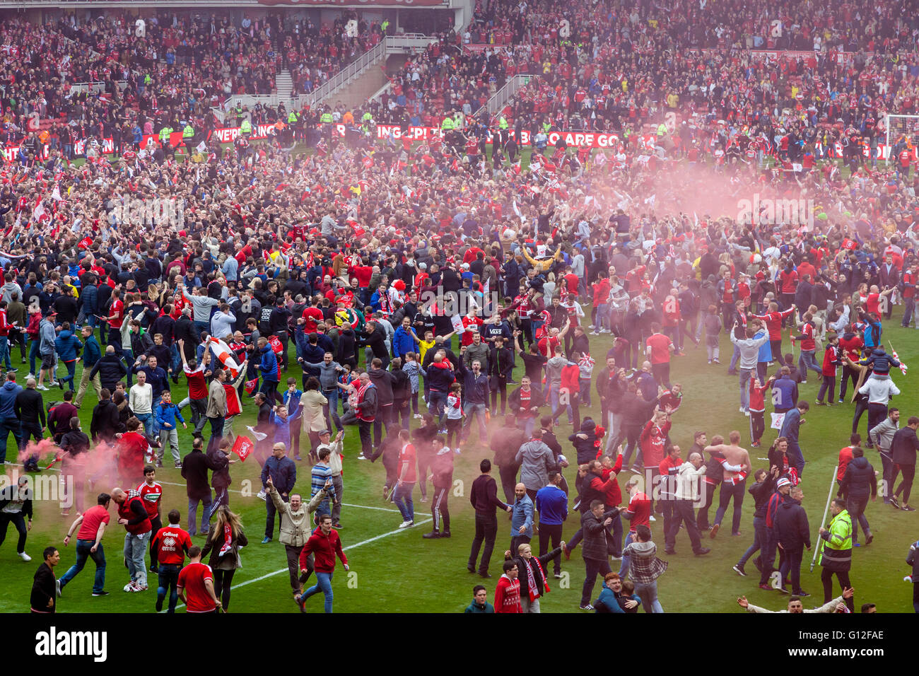 Fans invade pitch hi-res stock photography and images - Alamy