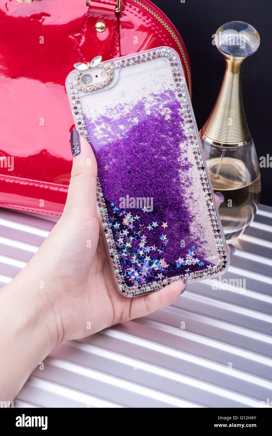 Female hand holding a phone case Stock Photo - Alamy