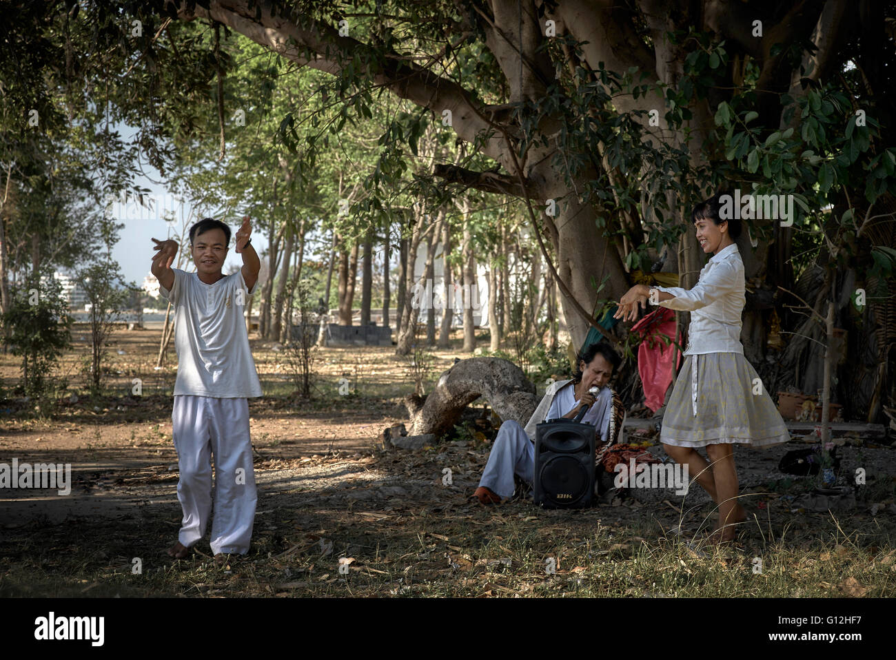 Dance dancing outdoor outside women hi-res stock photography and images ...