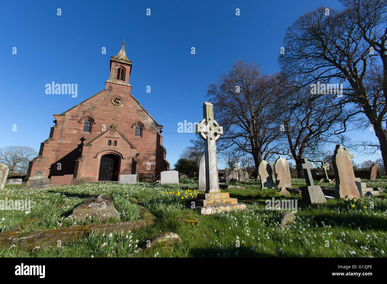 Village of Coddington, England. Picturesque spring view of St Mary’s ...