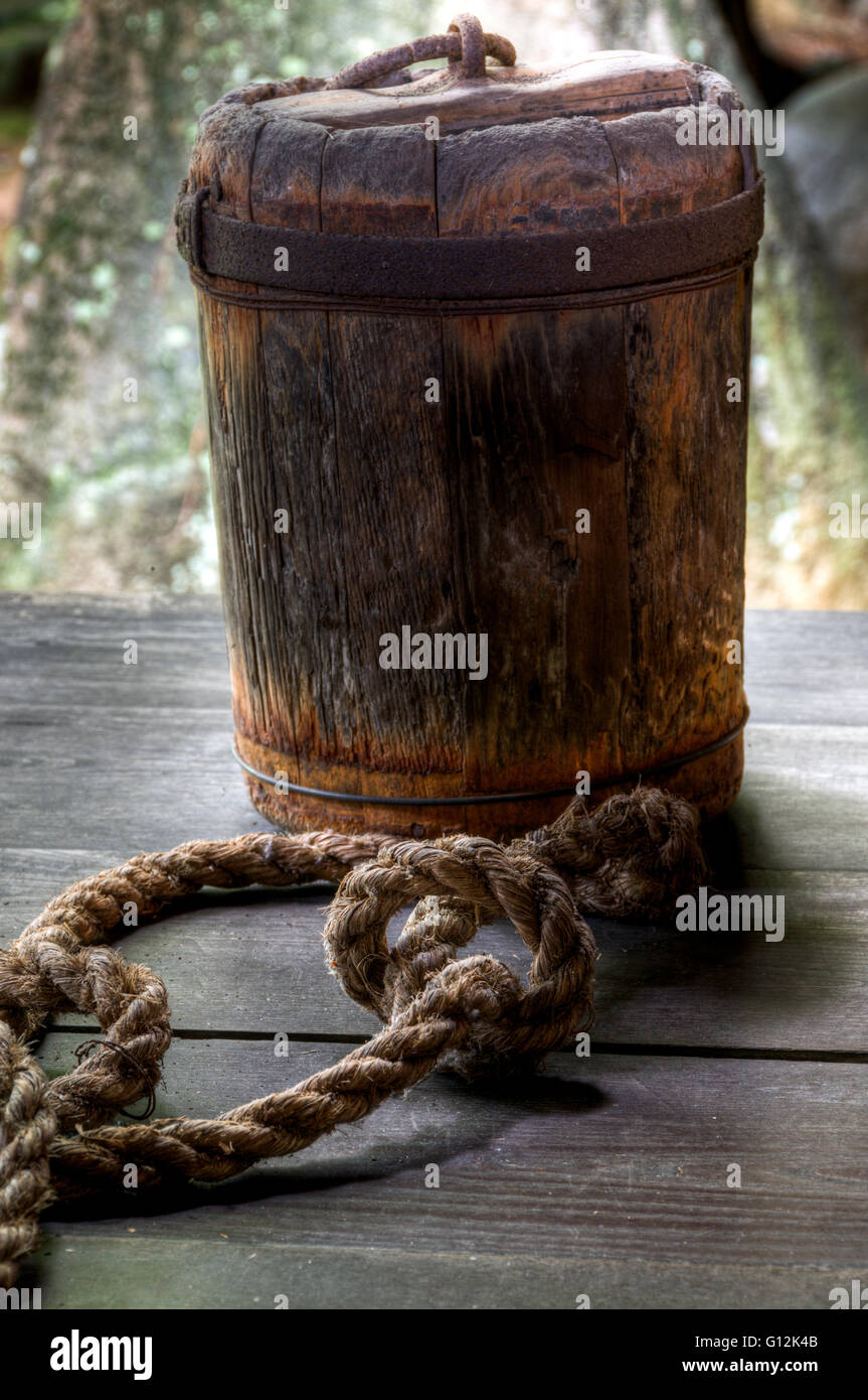 Traditional japanese bucket for water with rope Stock Photo - Alamy