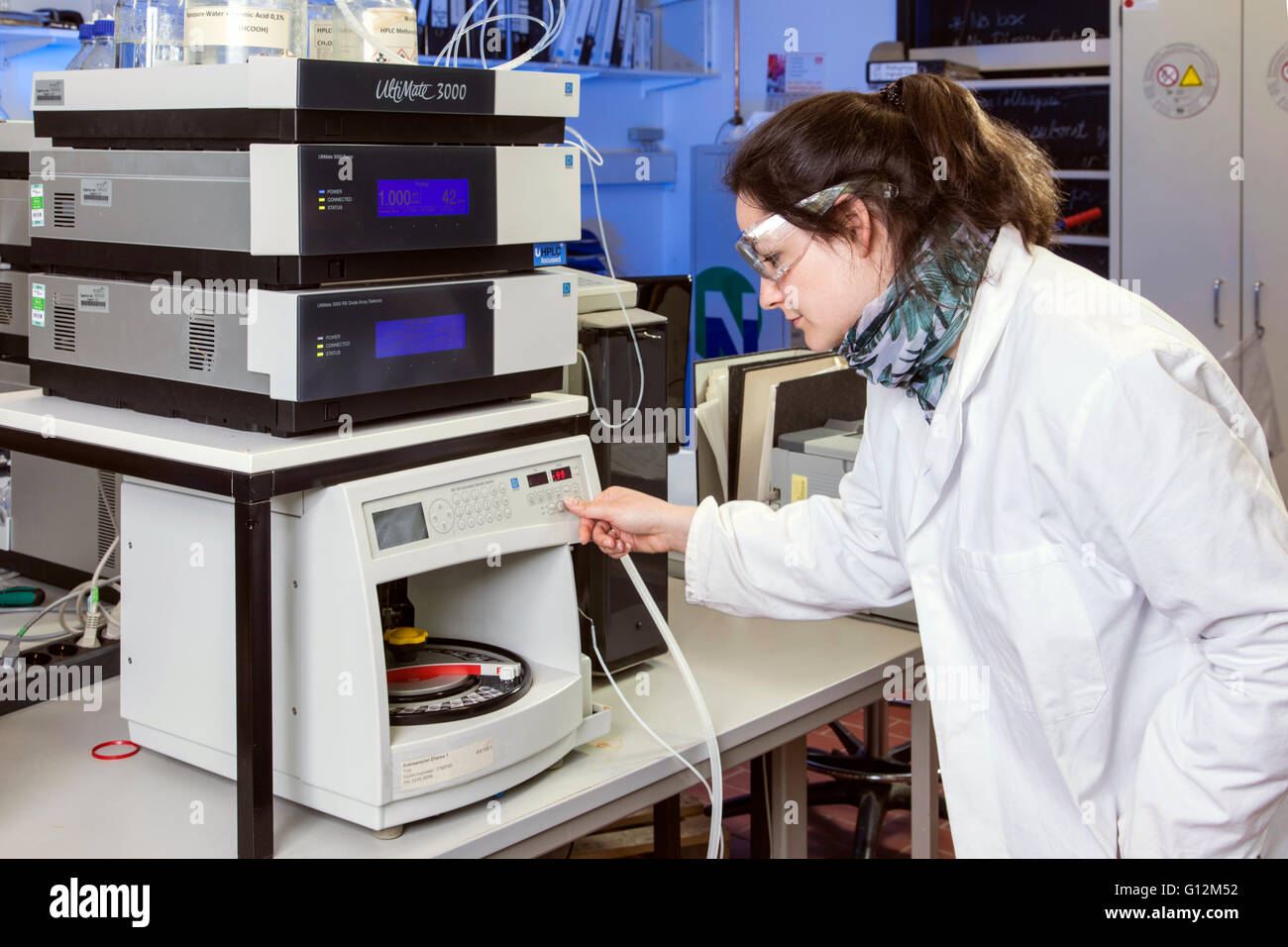Laboratory assistant hi-res stock photography and images - Alamy