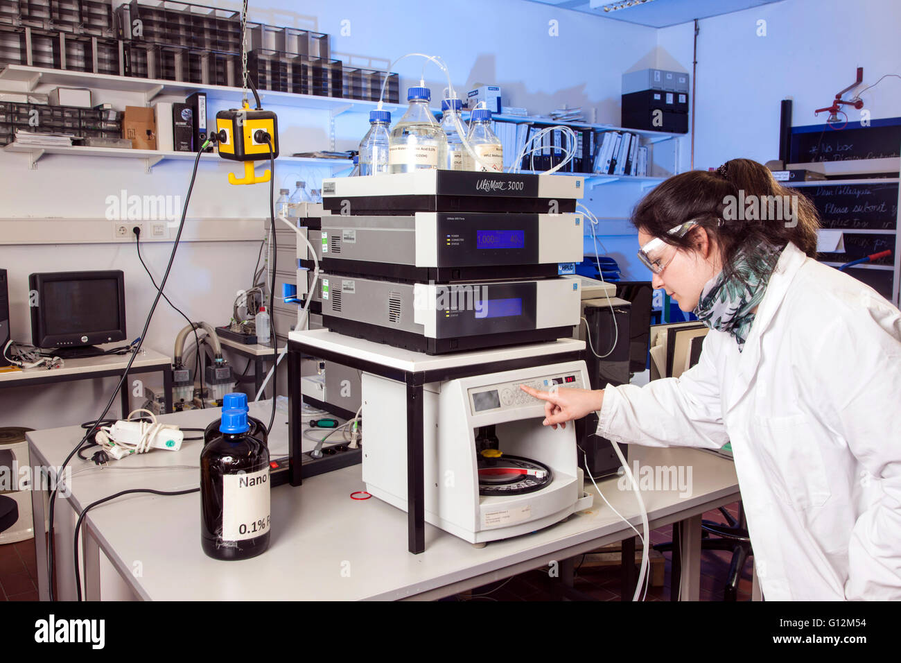 Laboratory assistant hi-res stock photography and images - Alamy