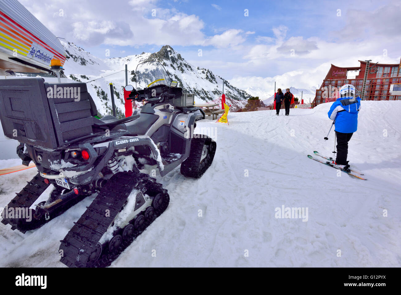 Tracked snow vehicle hi-res stock photography and images - Alamy