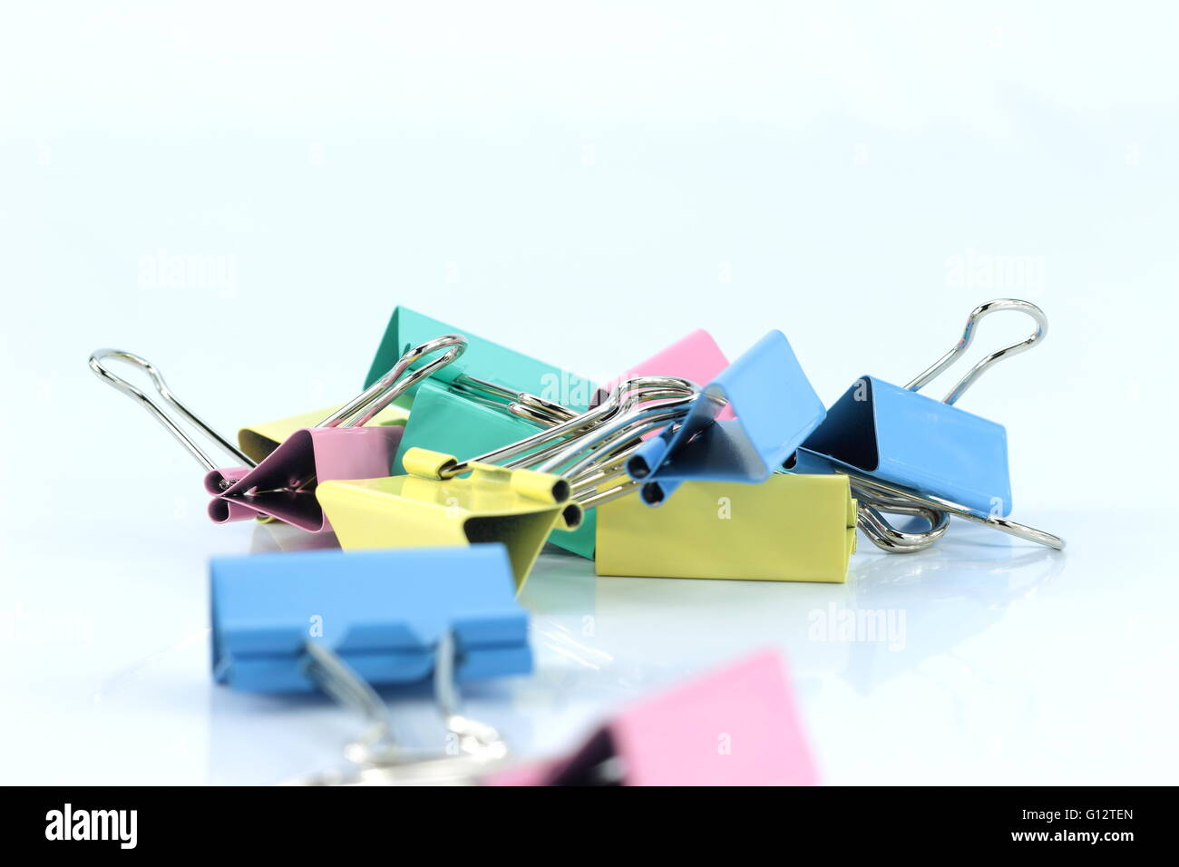 Many colorful paper clips songkhla Stock Photo - Alamy