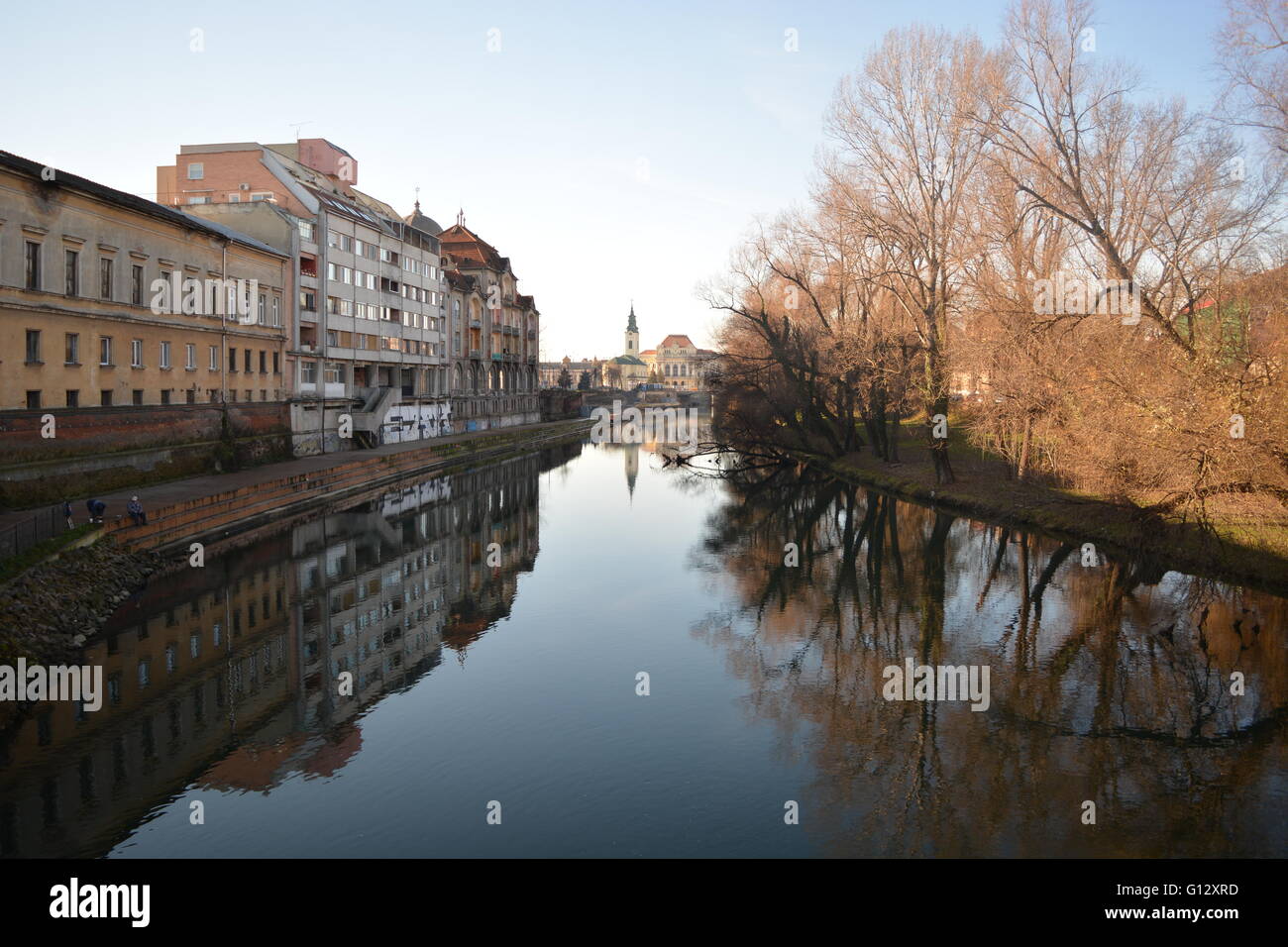 River running trough the city Stock Photo - Alamy