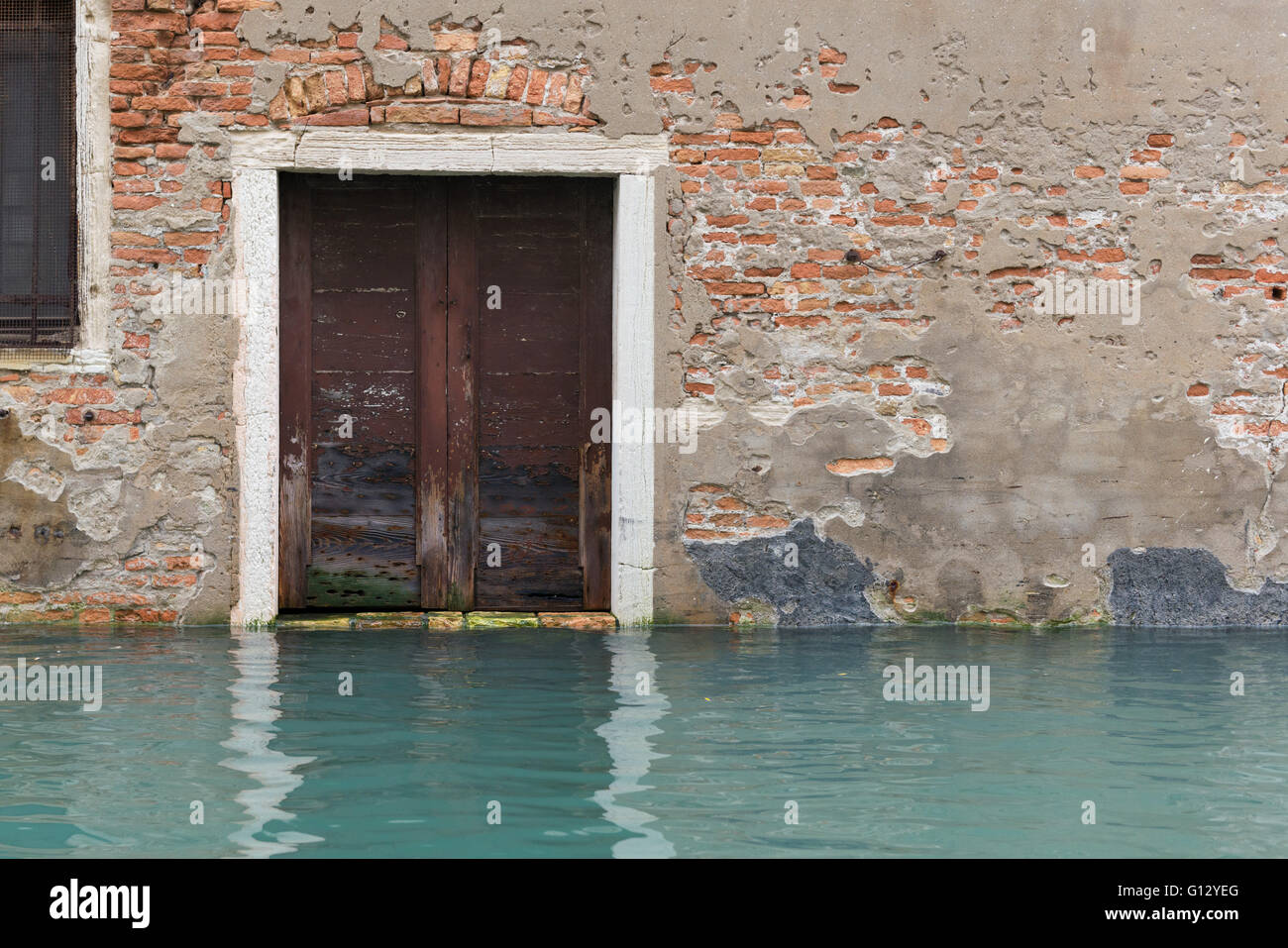 Venice door by canal hi-res stock photography and images - Alamy