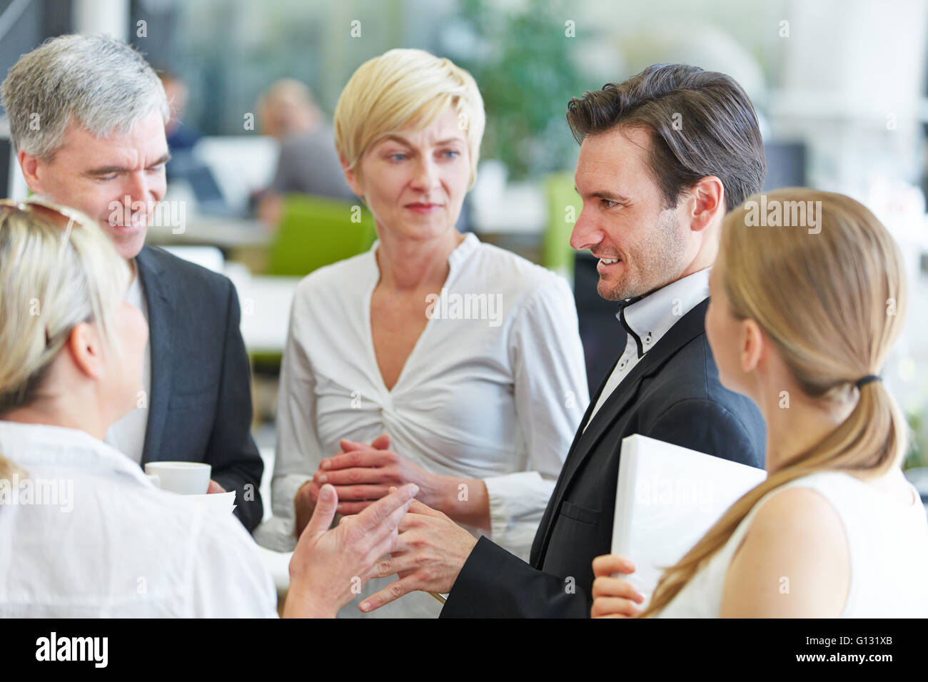 Business group stand in circle hi-res stock photography and images - Alamy