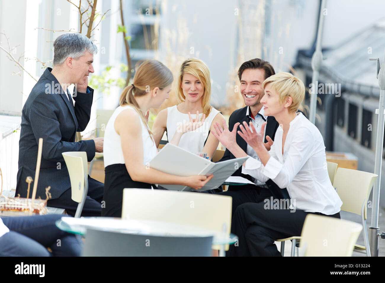 Group of people talking hi-res stock photography and images - Alamy