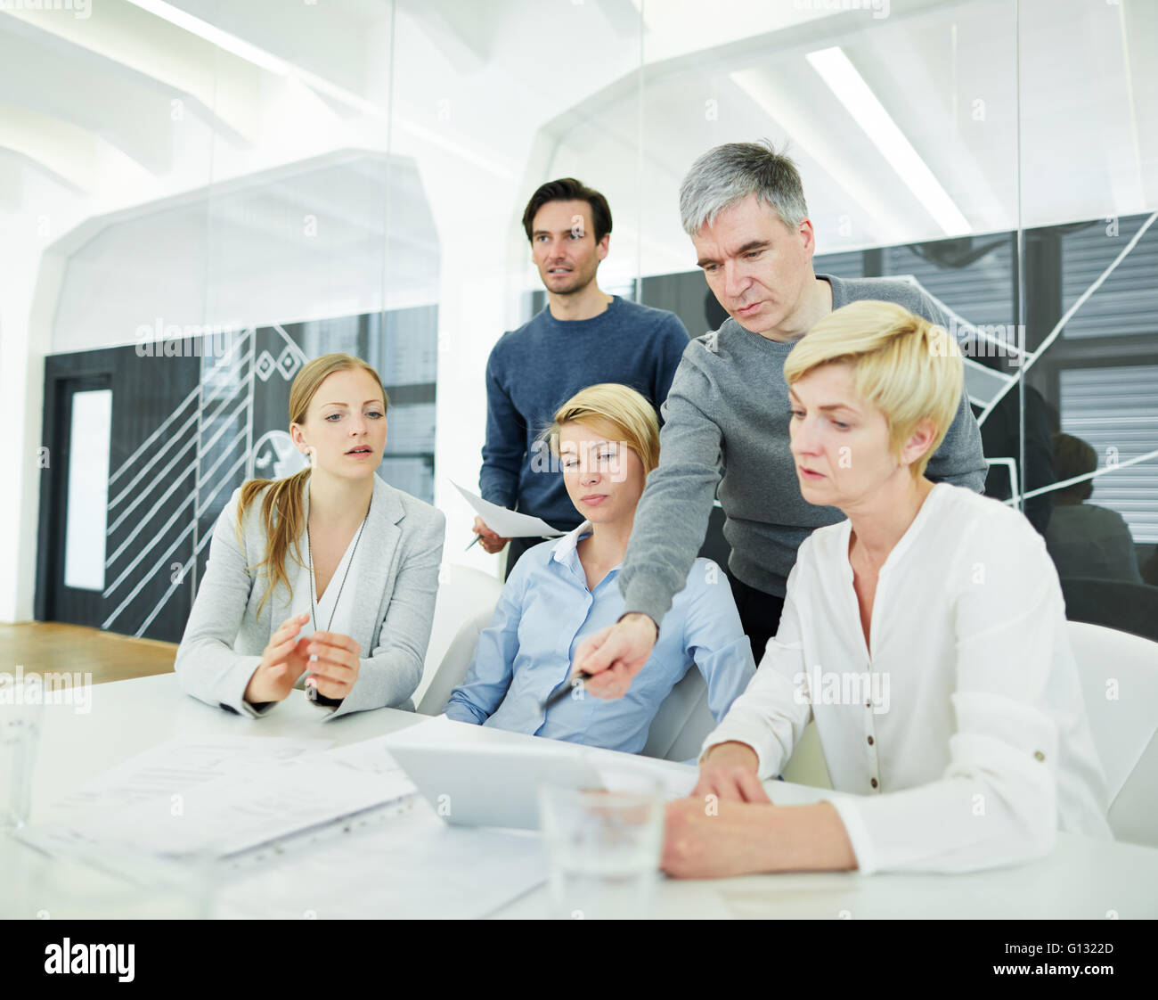 Women team tablet office hi-res stock photography and images - Alamy