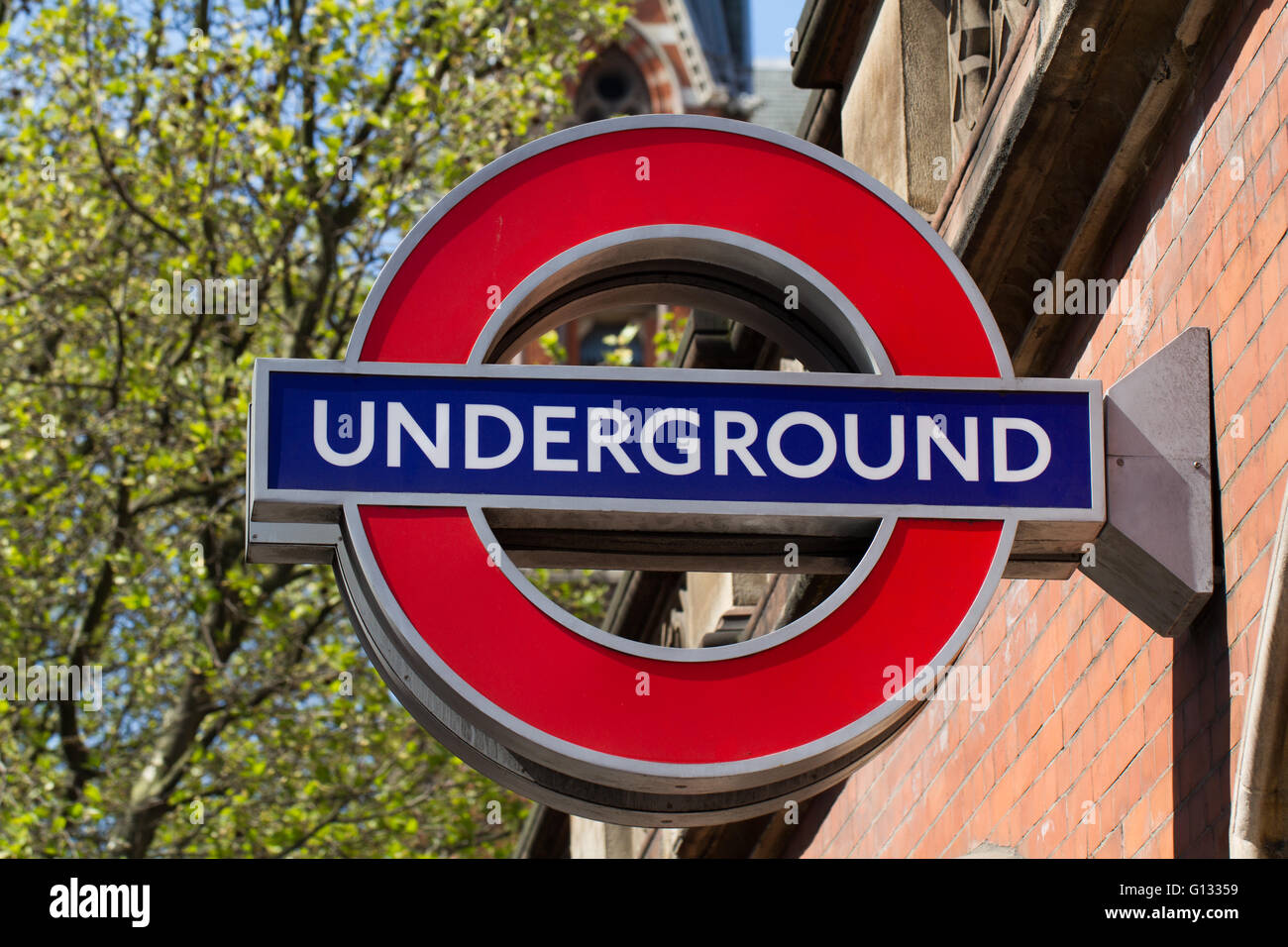 London underground sign and sky hi-res stock photography and images - Alamy