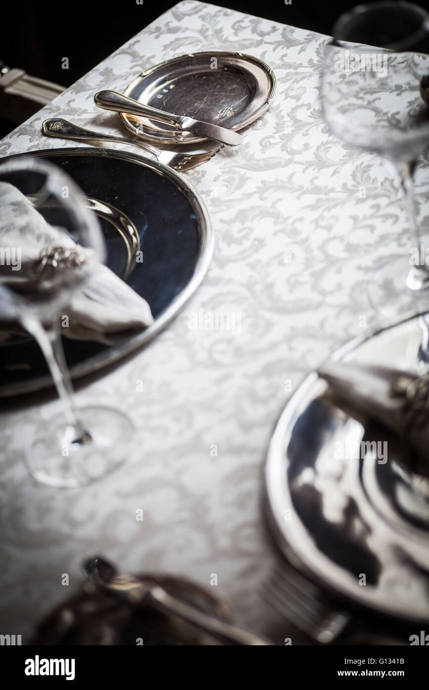 Empty dinner table in a luxury restaurant Stock Photo - Alamy