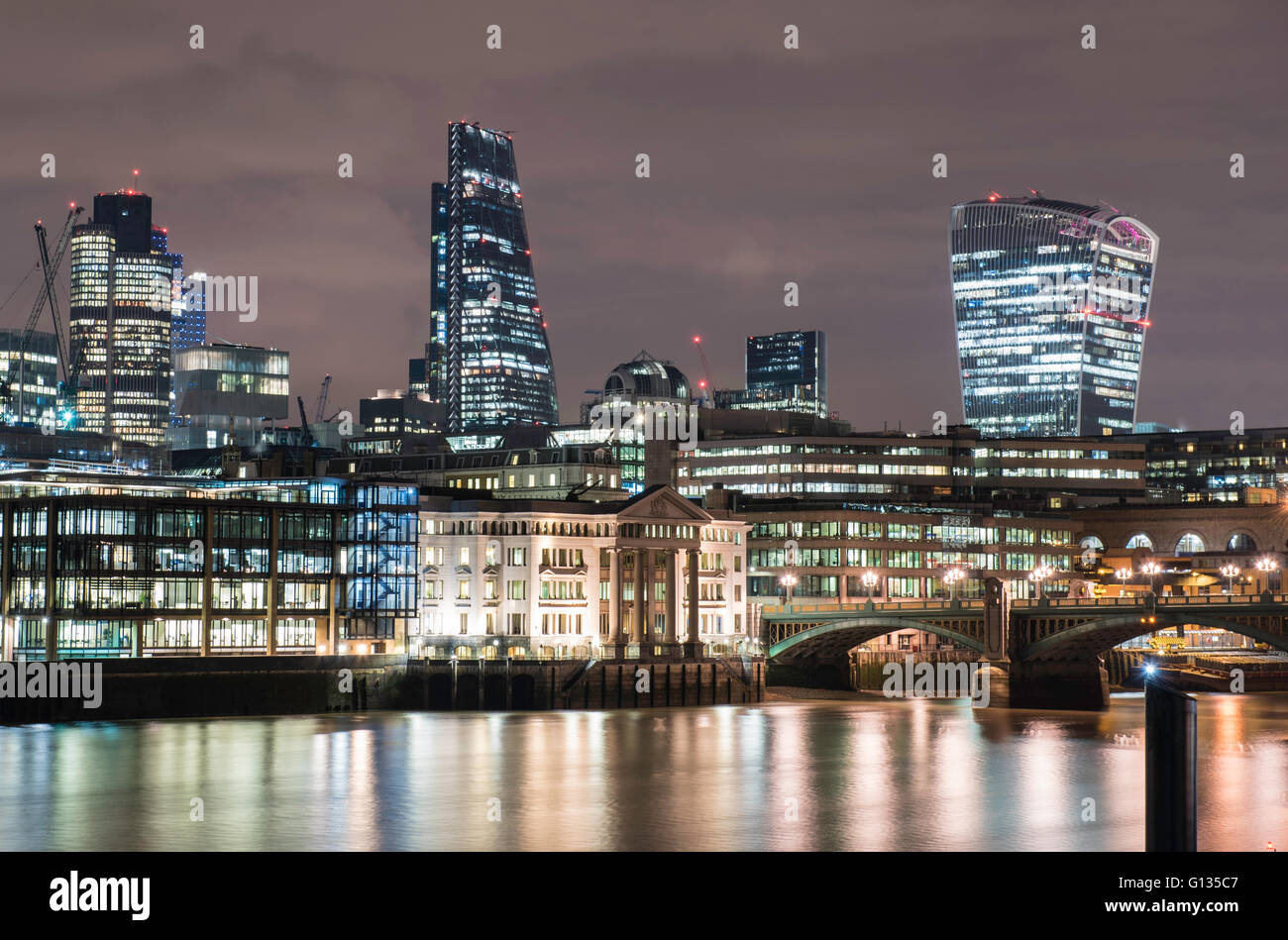 London city night buildings hi-res stock photography and images - Alamy