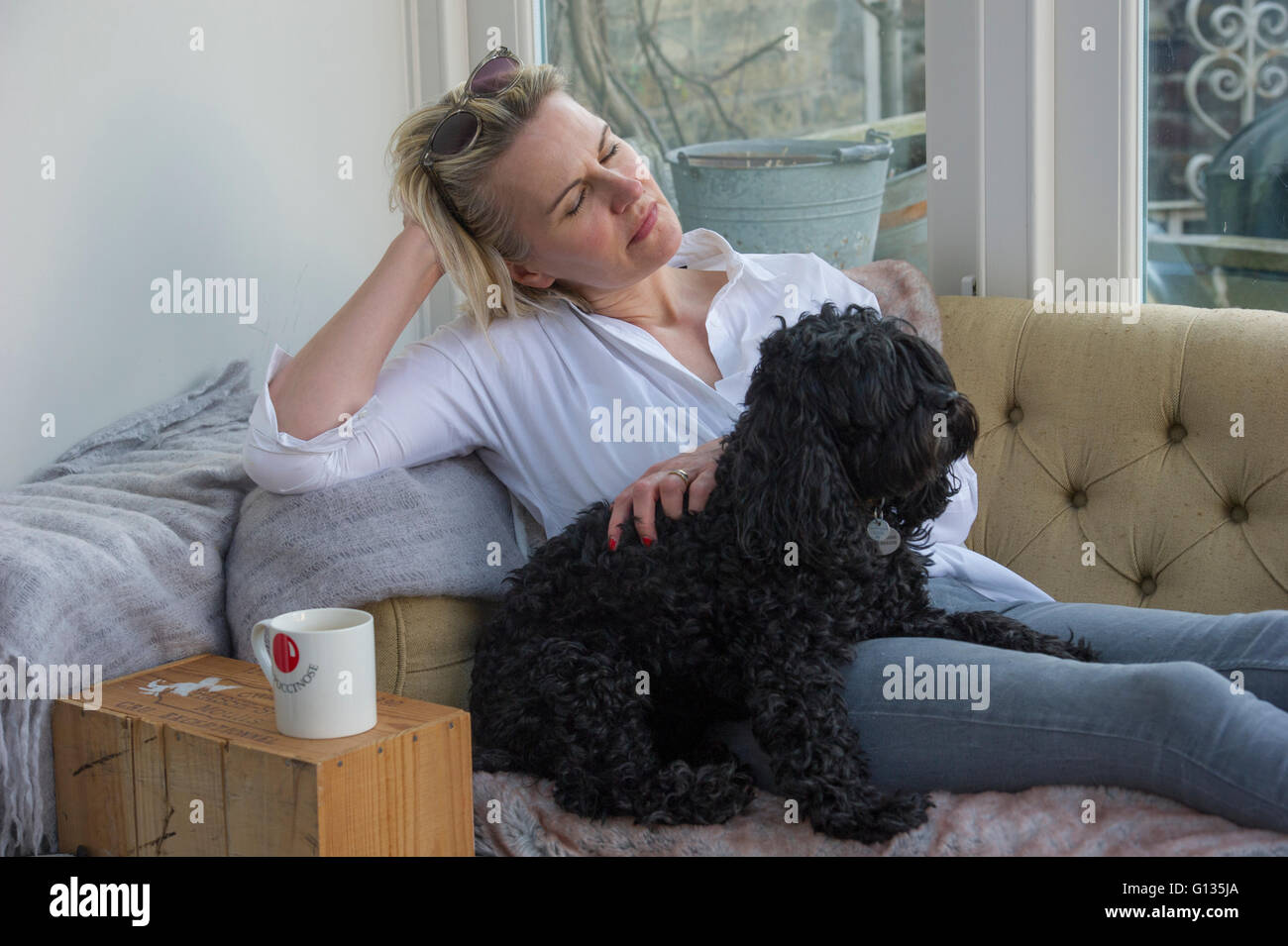 Woman yawn friend hi-res stock photography and images - Alamy