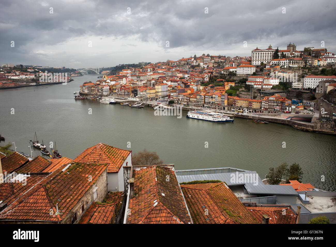 Rooftop buildings porto hi-res stock photography and images - Alamy