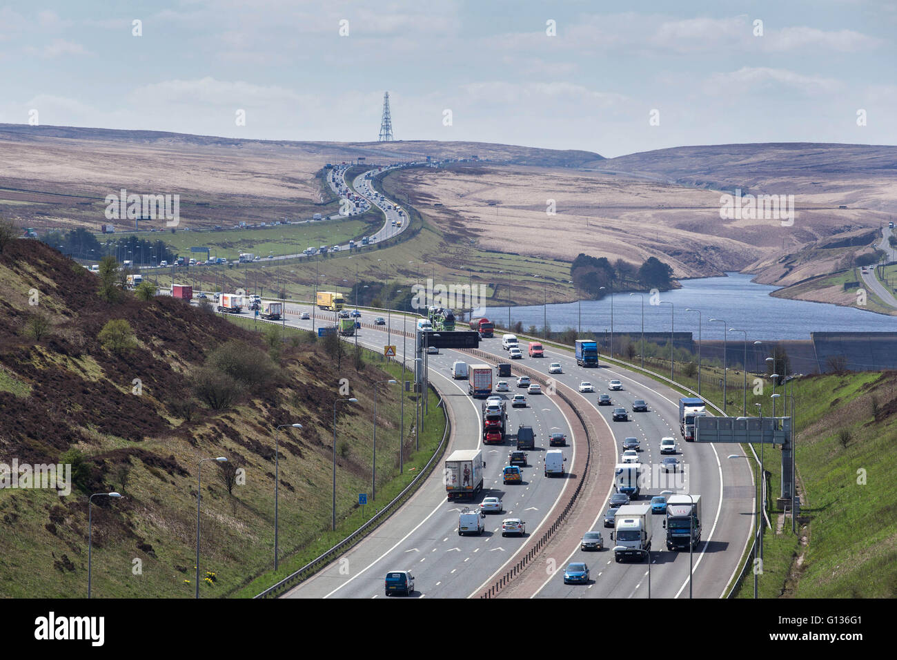 Traffic passes Booth Wood Reservoir on the M62 Motorway, on a sunny day ...