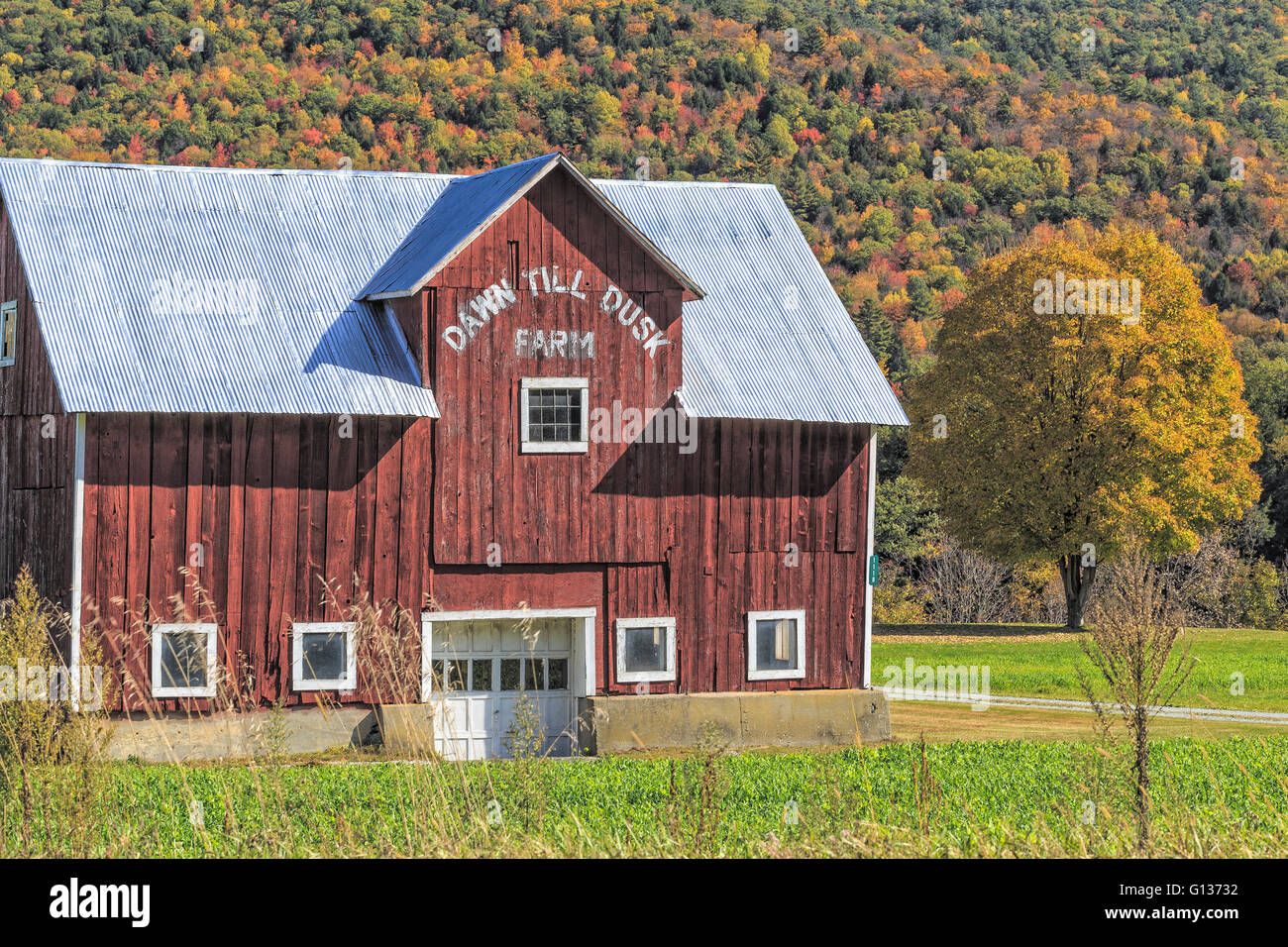 Classic red barn hi-res stock photography and images - Alamy