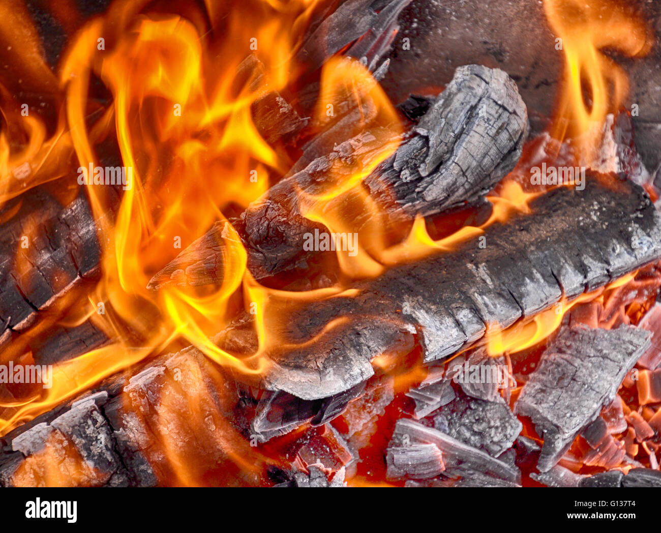 Bonfire of wooden logs, a bright fire Stock Photo - Alamy