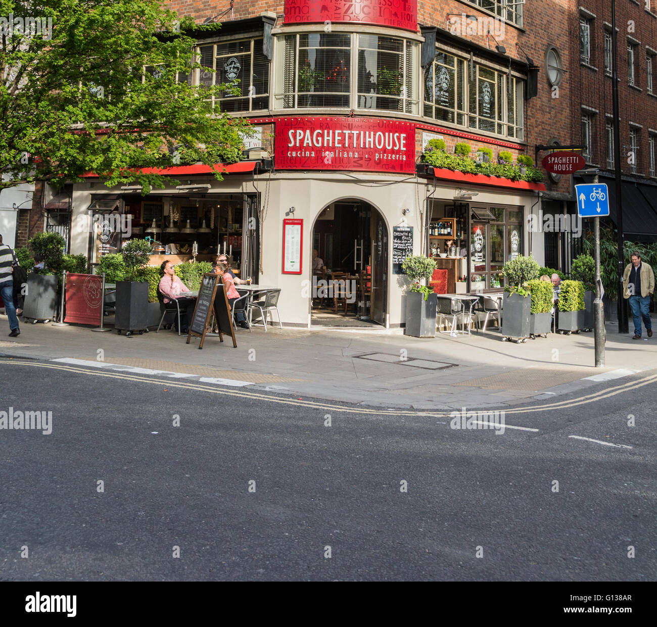 Goodge street outside hi-res stock photography and images - Alamy