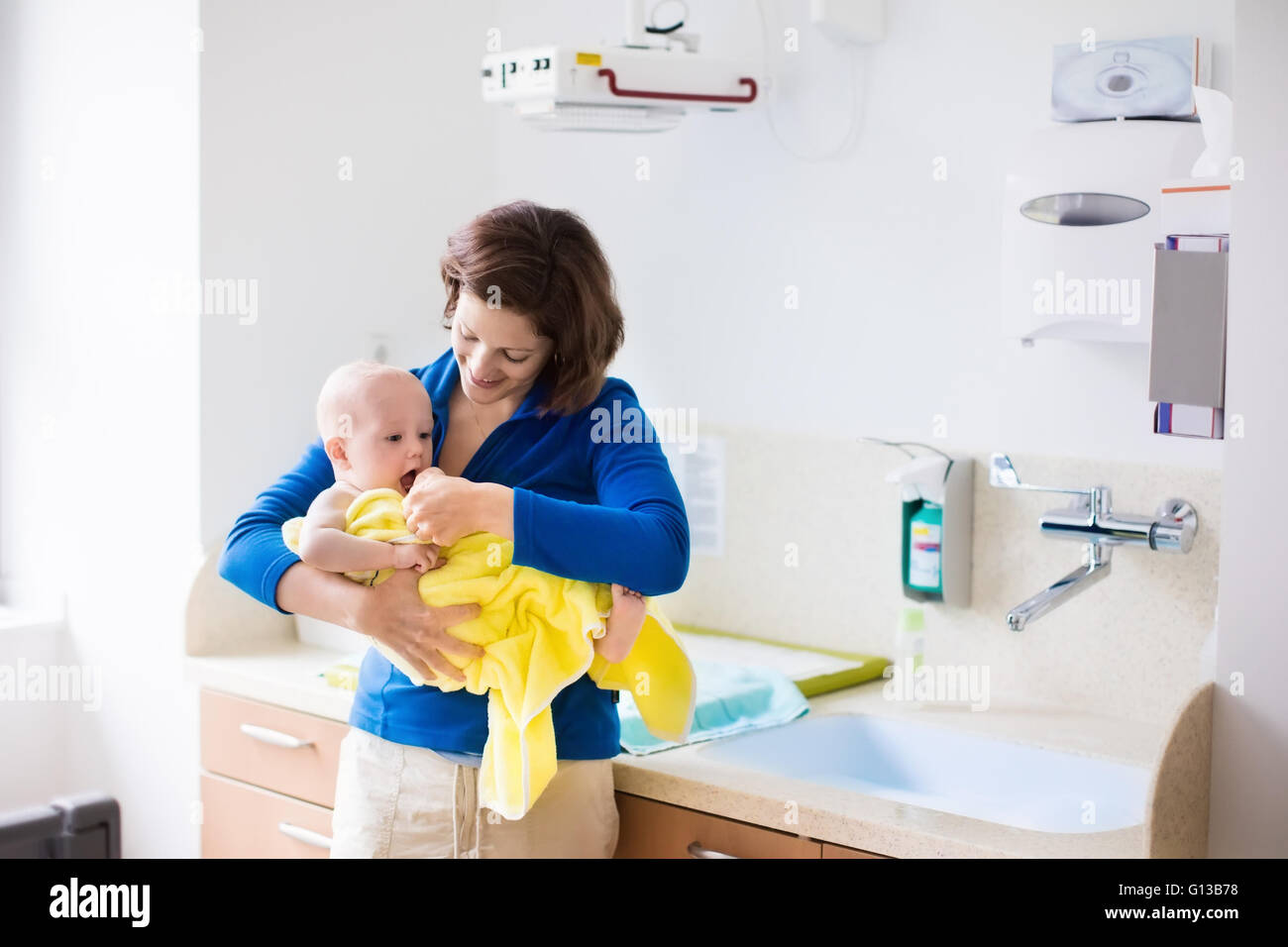 Kid hospital bed parent High Resolution Stock Photography and Images ...