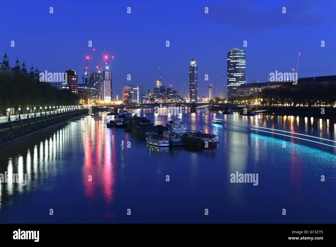 London skyline at night Stock Photo - Alamy