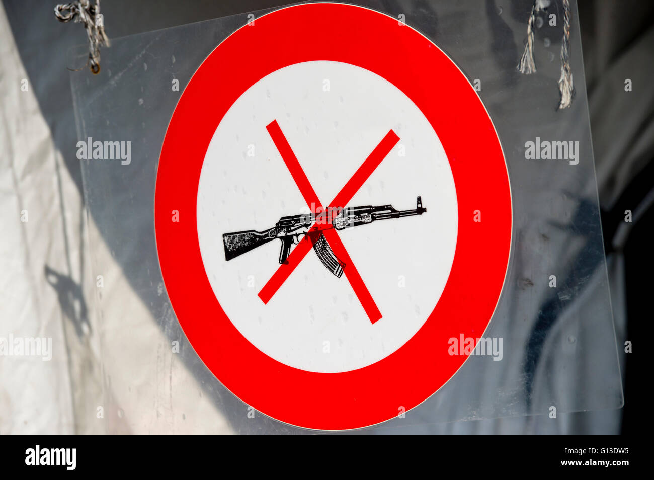 no weapons sign, no weapons allowed Stock Photo - Alamy