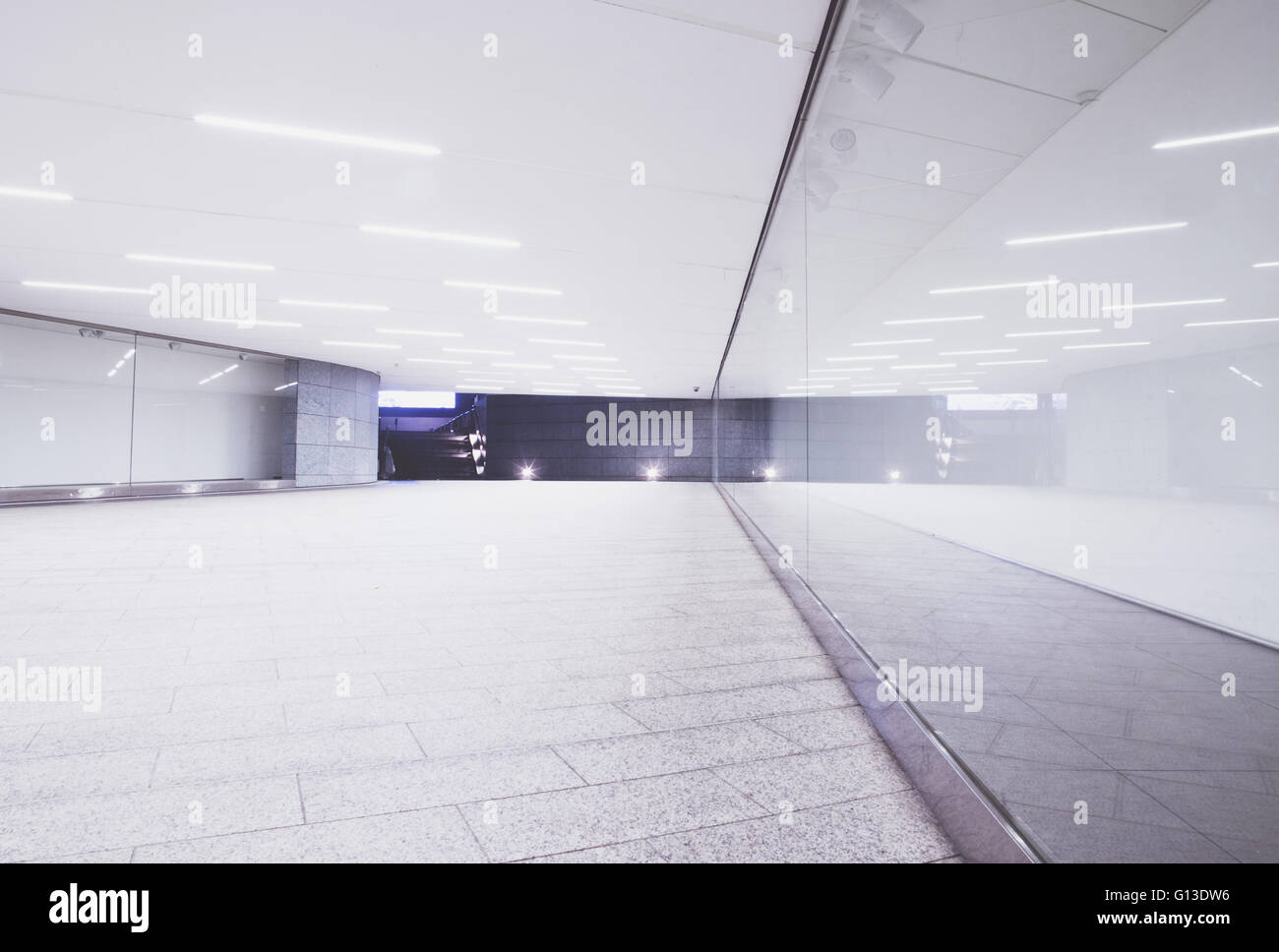 Modern walkway and perspective hi-res stock photography and images - Alamy