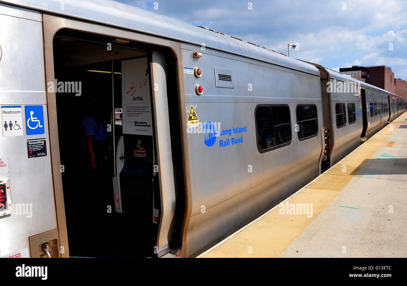 New York City: LIRR Passenger train stopped at the Flushing (Queens ...