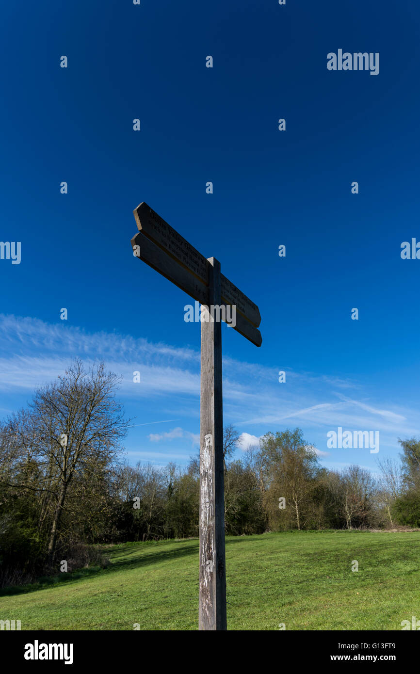 Uk signpost london map maps hi-res stock photography and images - Alamy