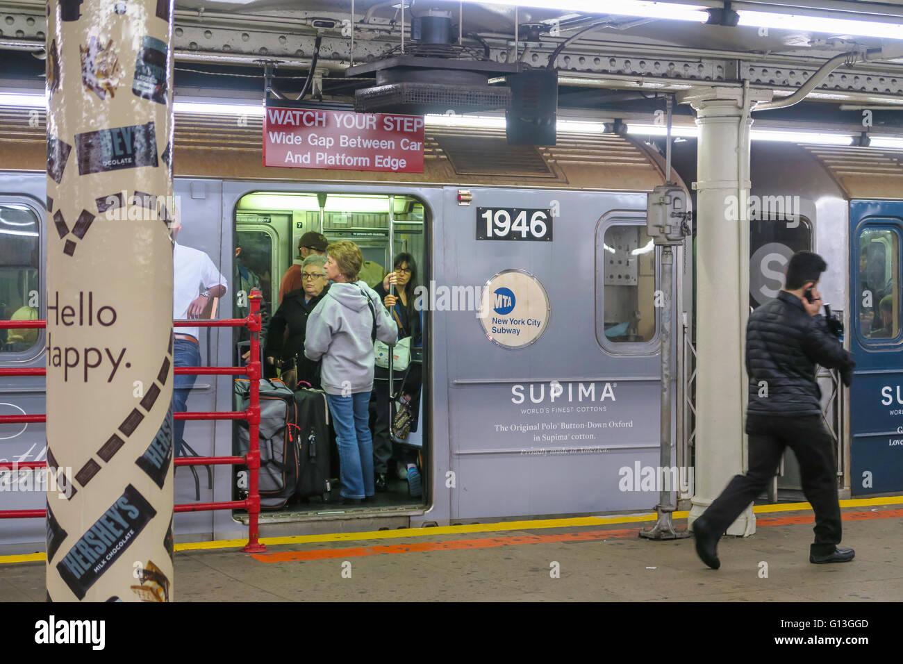 Subway Platform at the 42nd Street Shuttle Station, NYC Stock Photo - Alamy