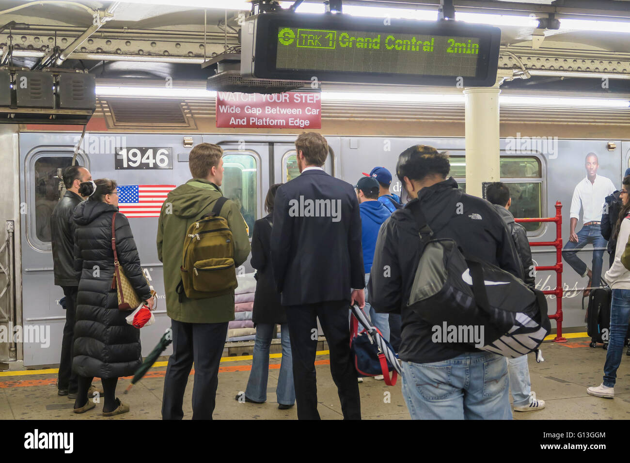 Subway Platform at the 42nd Street Shuttle Station, NYC Stock Photo - Alamy