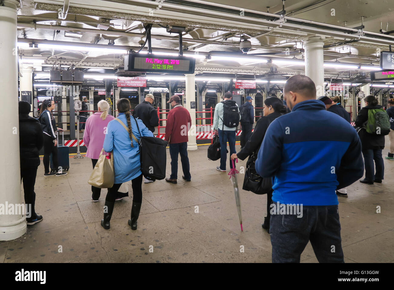 Subway Platform at the 42nd Street Shuttle Station, NYC Stock Photo - Alamy