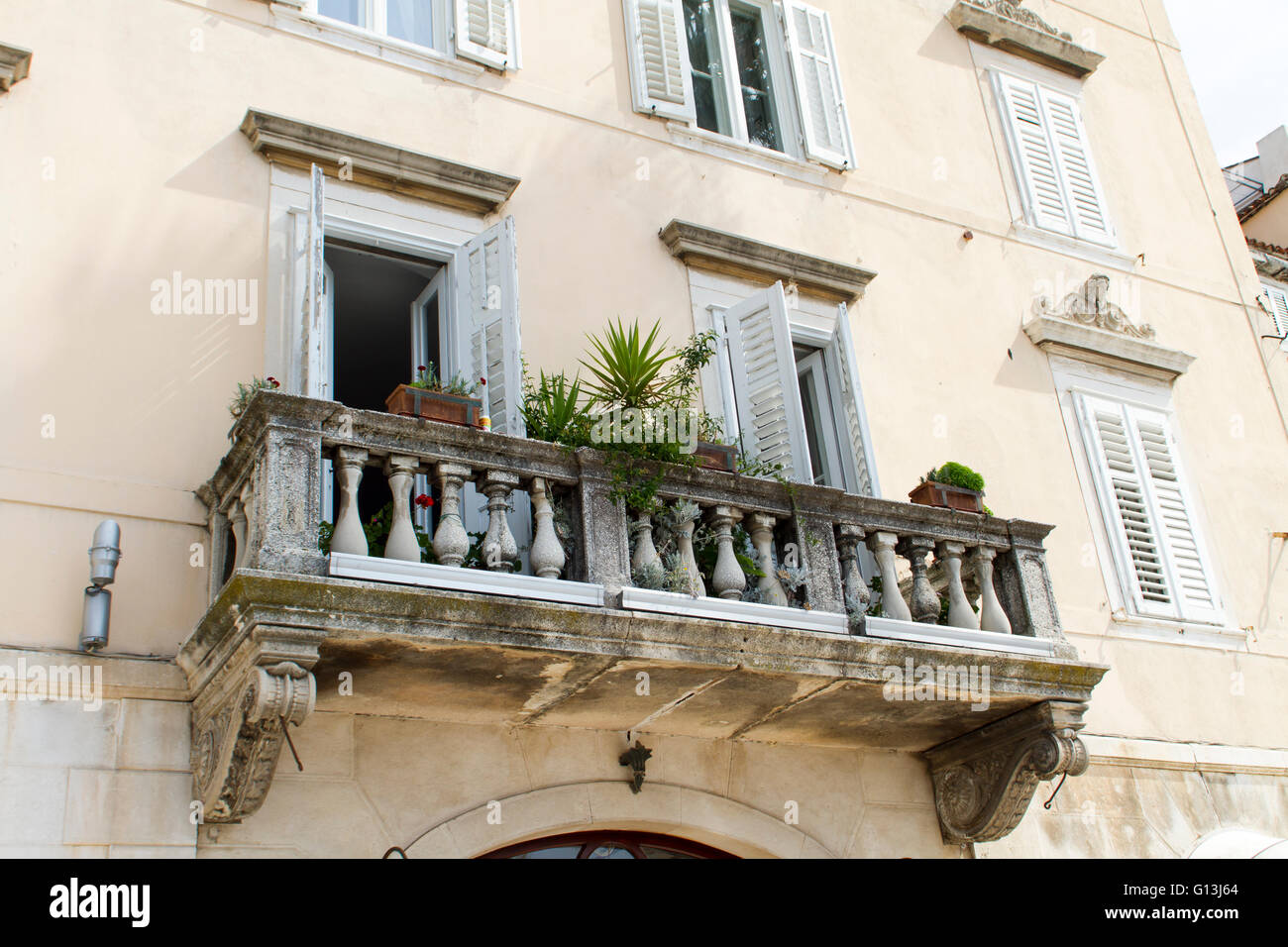 Split building hi-res stock photography and images - Alamy