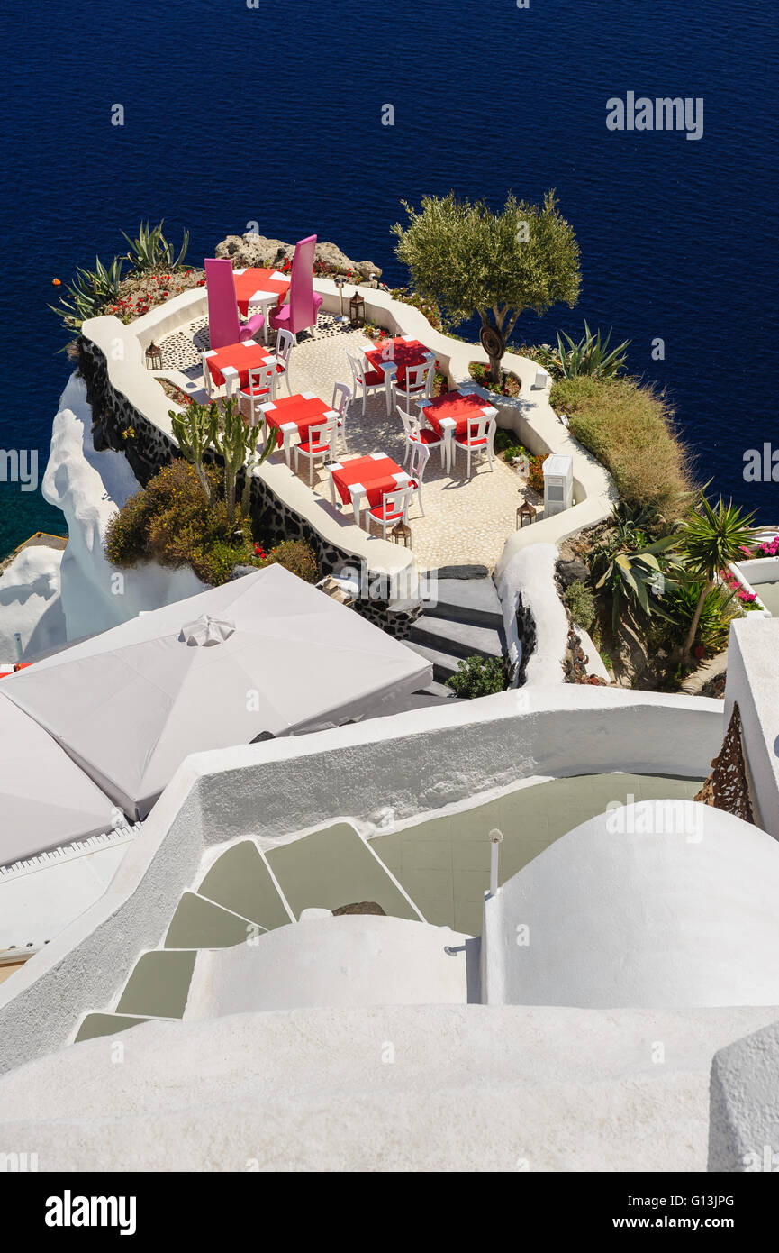 Oia luxury outdoor cafe Stock Photo - Alamy