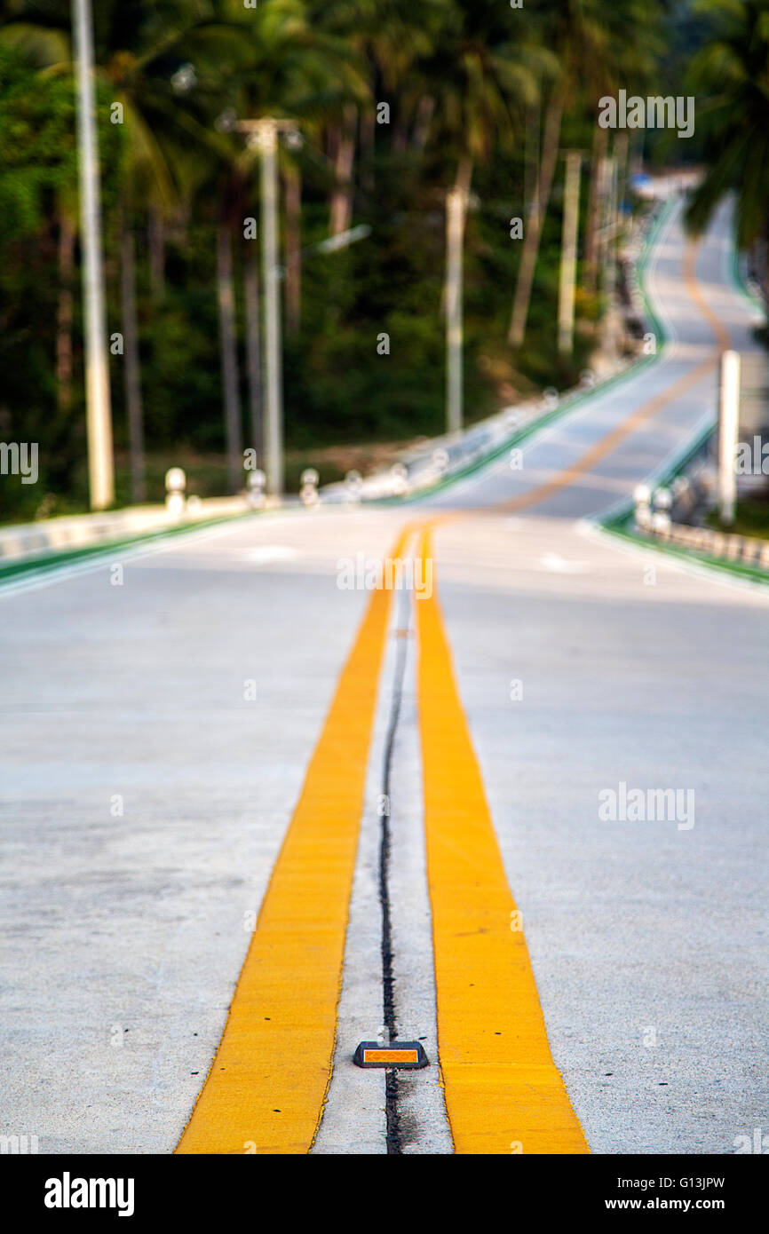 Yellow lane on asphalt hi-res stock photography and images - Alamy