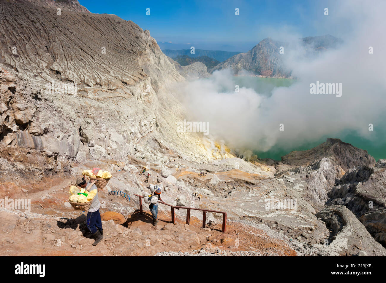 Sulphur carriers climbing out of Kawah Ijen volcano (Ijen crater ...