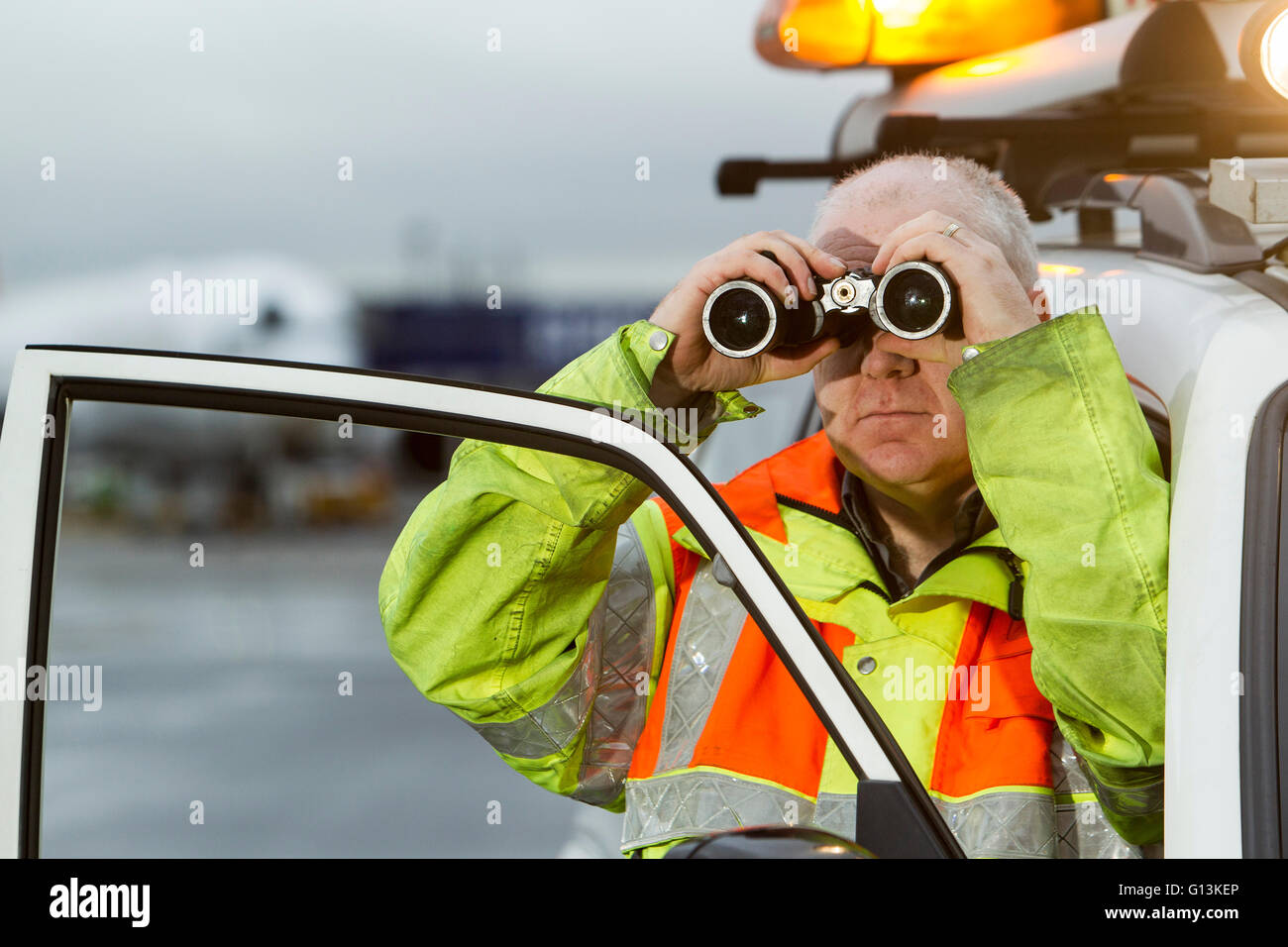 Airport ground crew signal hi-res stock photography and images - Alamy