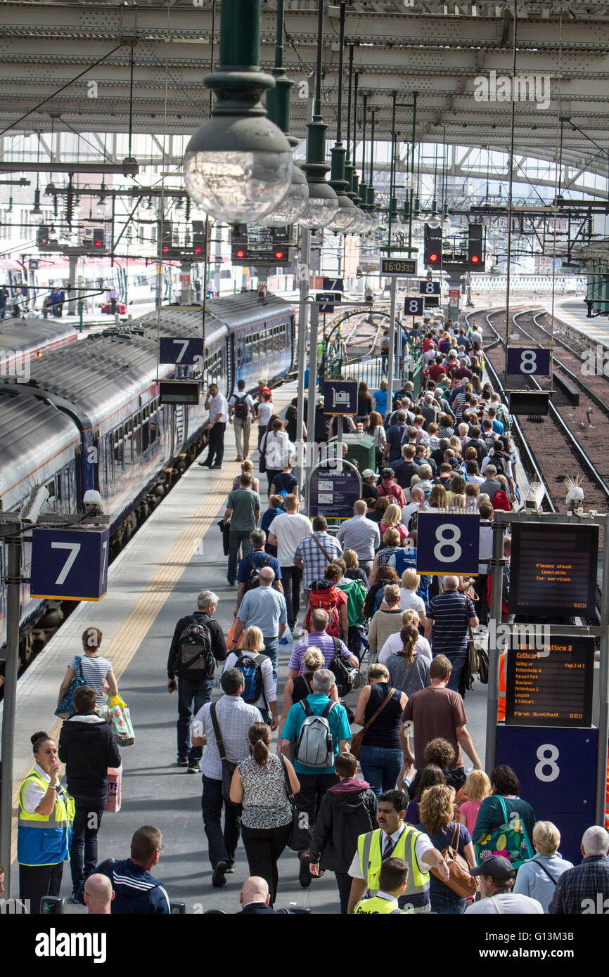 Bust train station and platform Stock Photo - Alamy