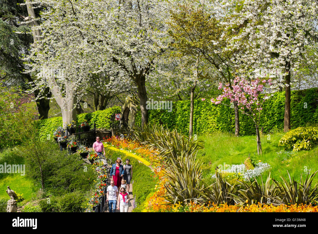 English spring may garden hi-res stock photography and images - Alamy