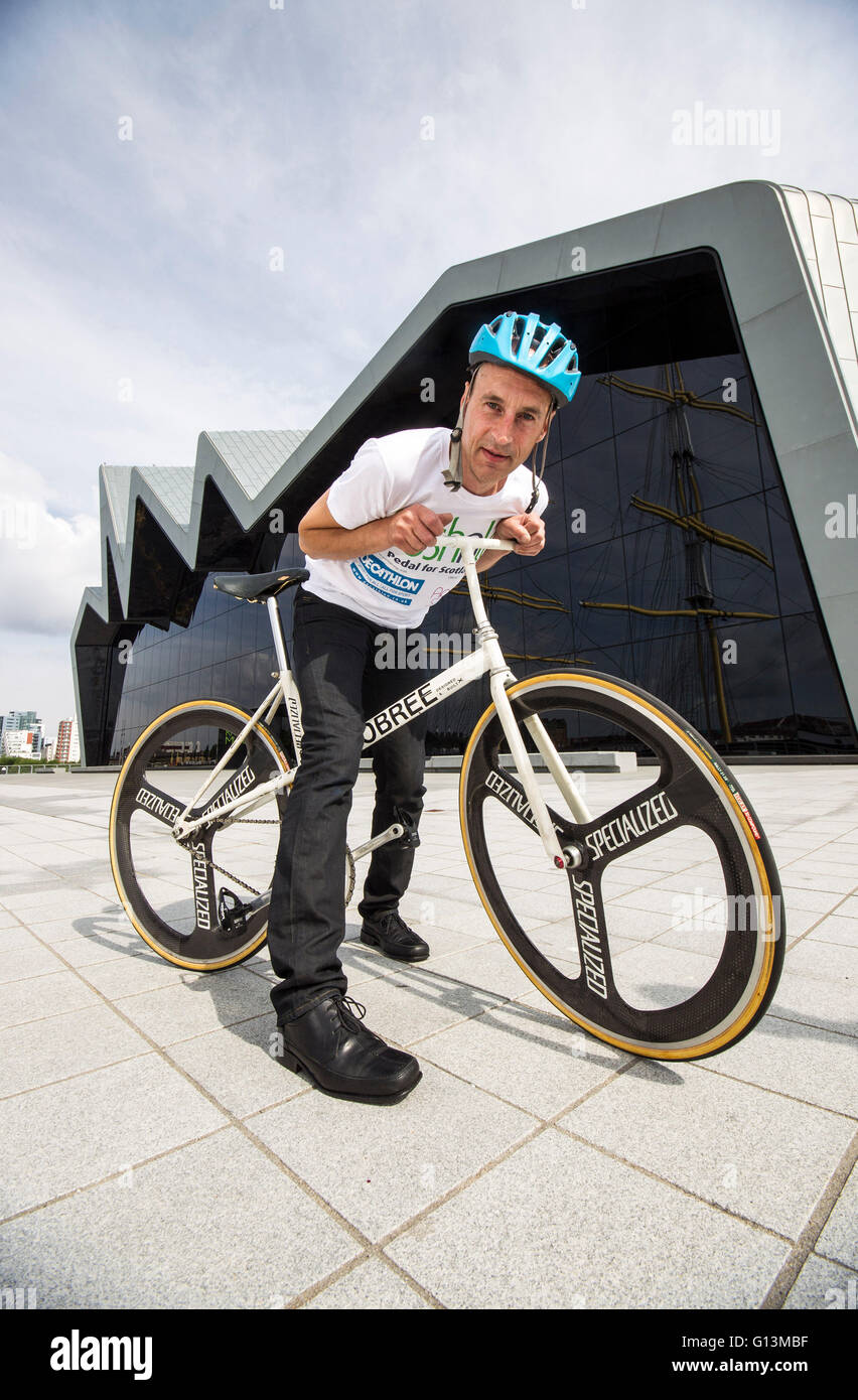 Graeme Obree with bike against Glasgow skyline Stock Photo - Alamy