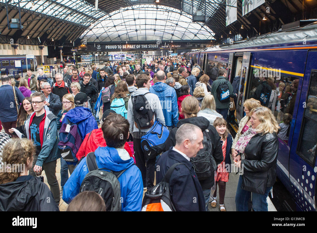 Bust train station and platform Stock Photo - Alamy