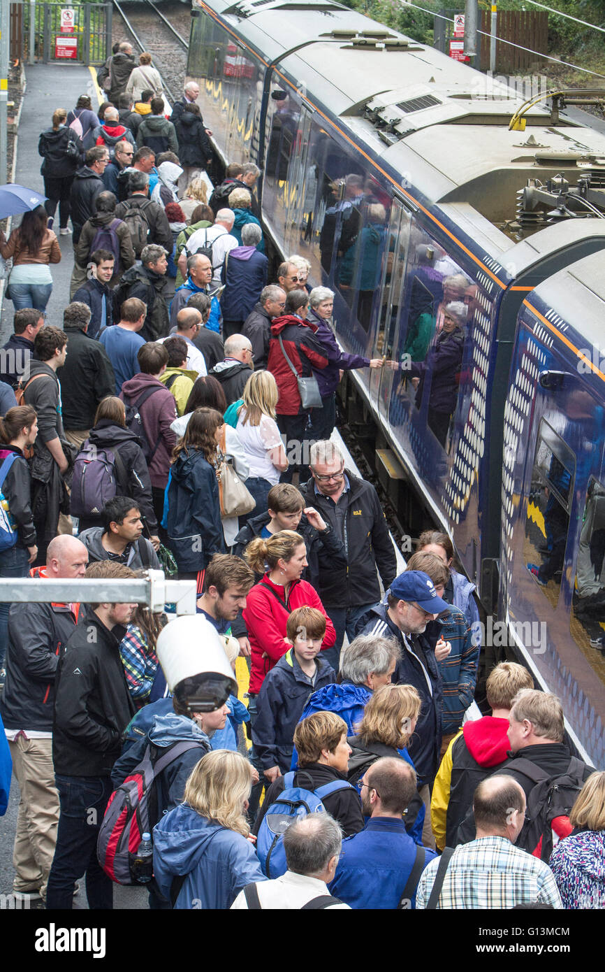 Crowded train platform hi-res stock photography and images - Alamy