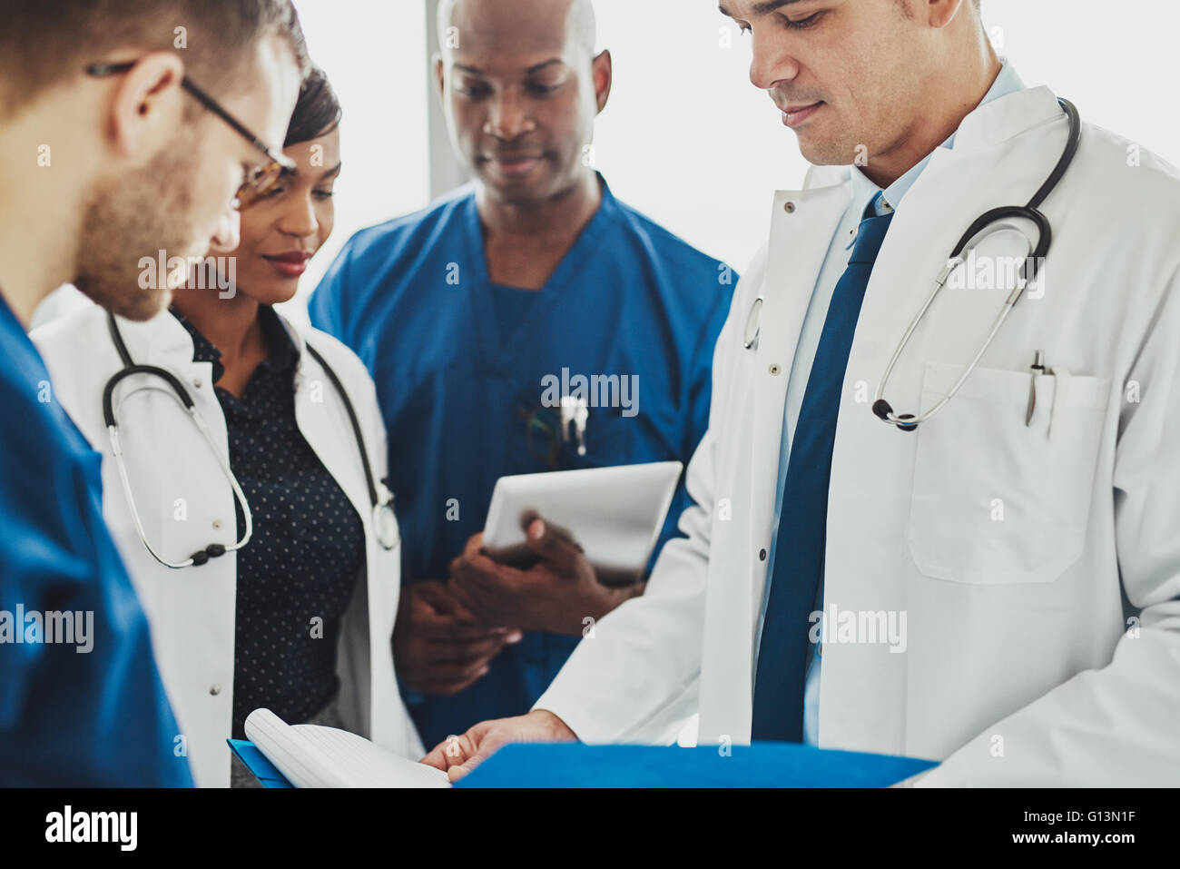 Doctors on ward round hi-res stock photography and images - Alamy