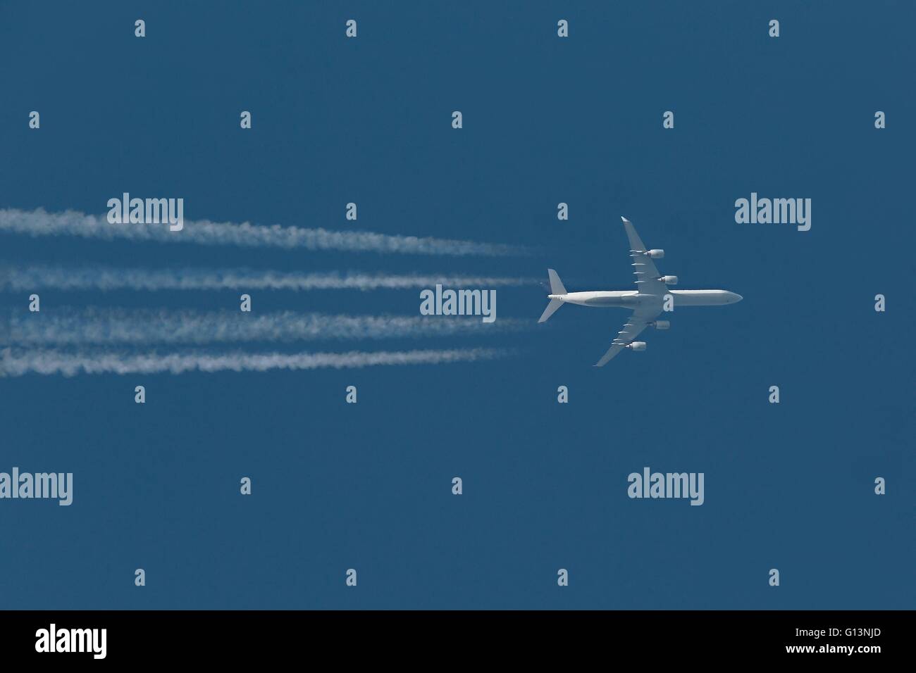 Plane at cruising altitude Stock Photo - Alamy