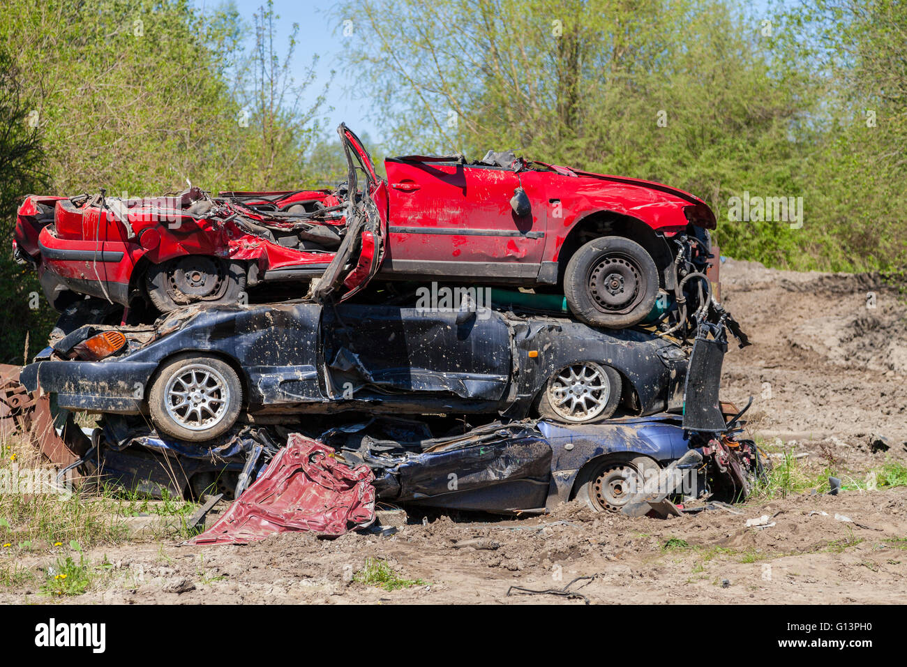 Destroyed cars hi-res stock photography and images - Alamy