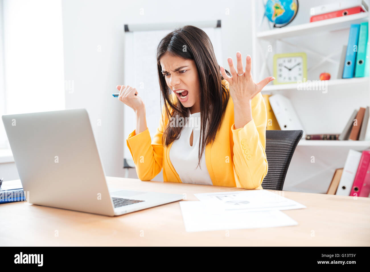 Irritated young woman laptop office hi-res stock photography and images ...
